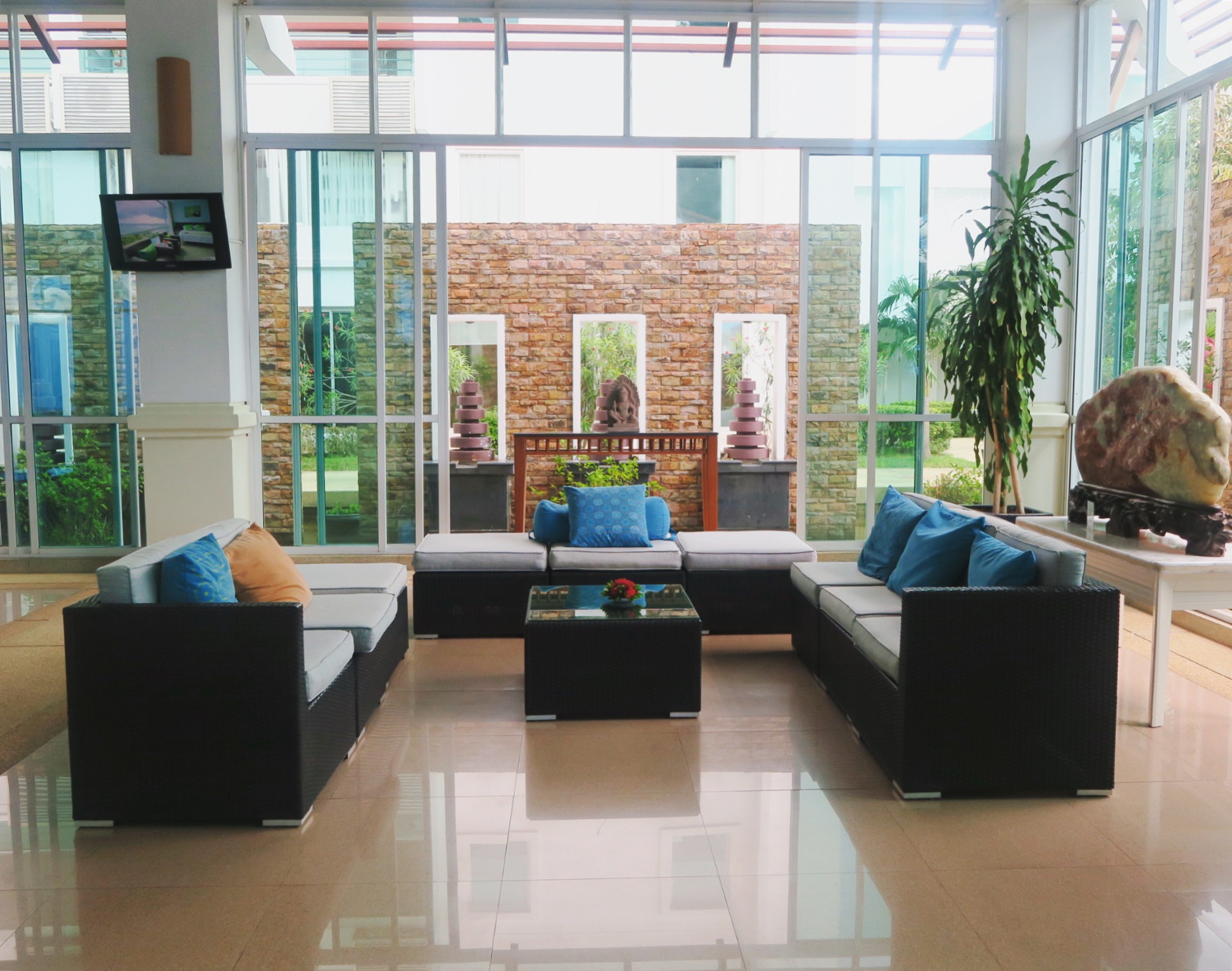 A Beach Getaway at Independence Hotel – Gemma Goes Global